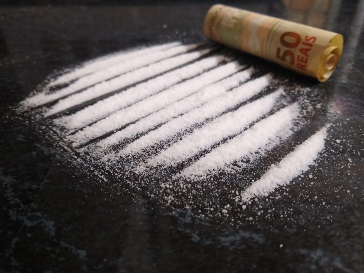 Fui pego com droga. Fui pego com droga.
